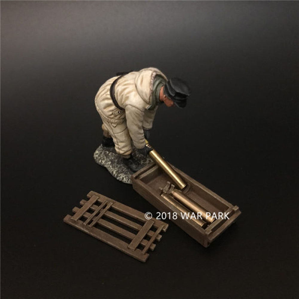 KH025 LSSAH tank crew picking up a shell - Saimex Toys