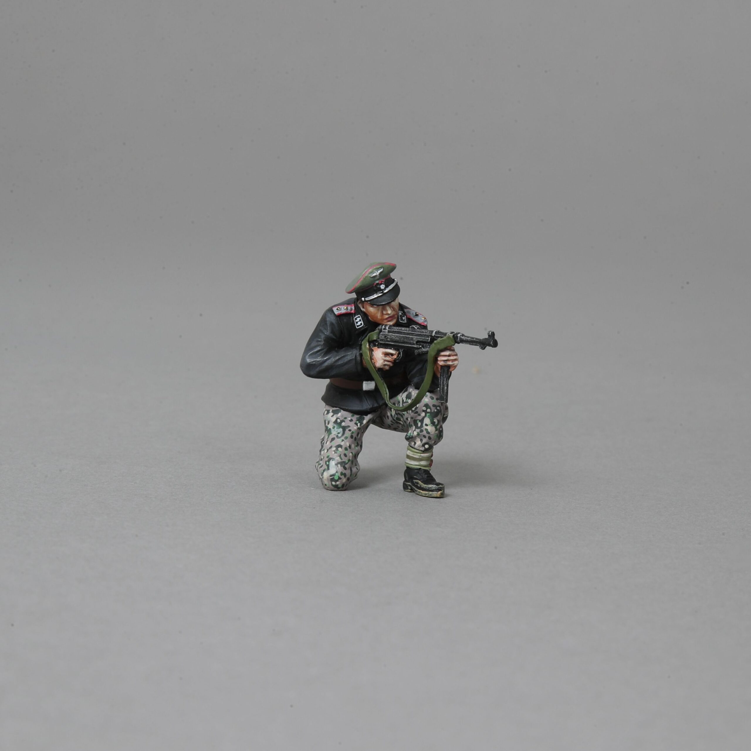 SS Tank Commander firing MP 40 - Saimex Toys